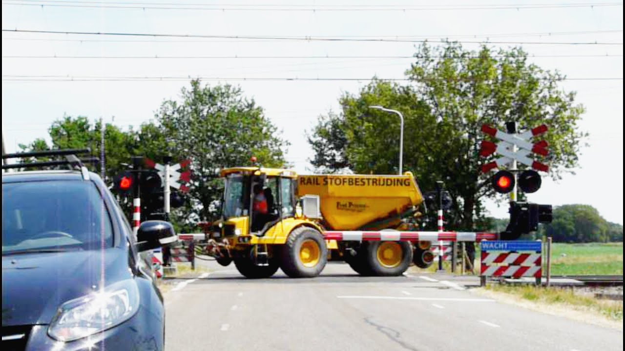 Spoorwegovergang Fluitenberg (Stuifzand) // Dutch railroad crossing ...