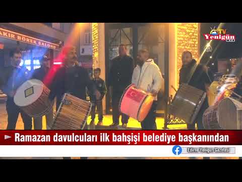Ramazan davulcuları ilk bahşişi belediye başkanından