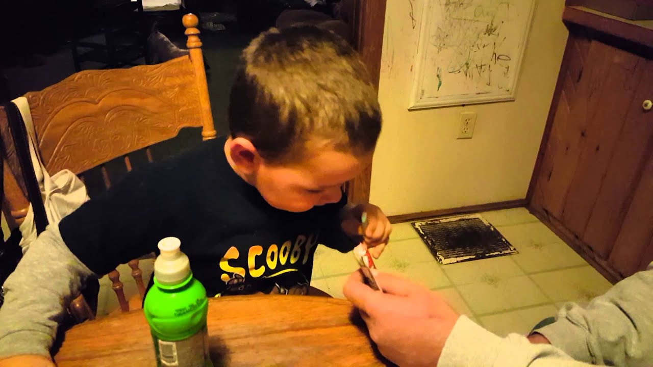 Zay eating warhead fun dip...lol - YouTube