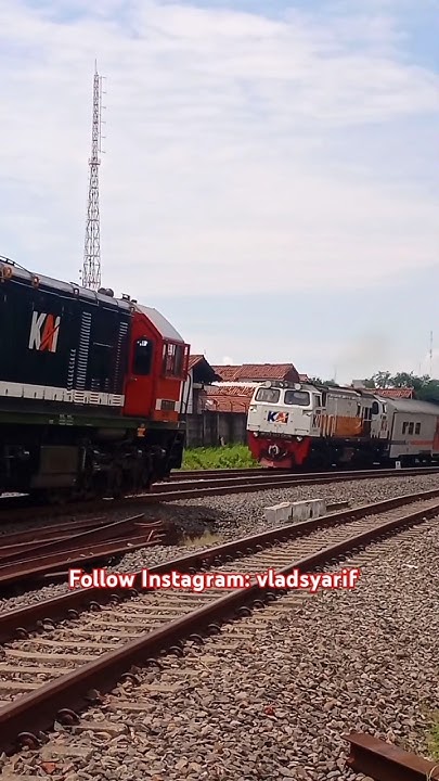 Kereta Java Priority papasan dengan Kereta Purwojaya di Stasiun ...