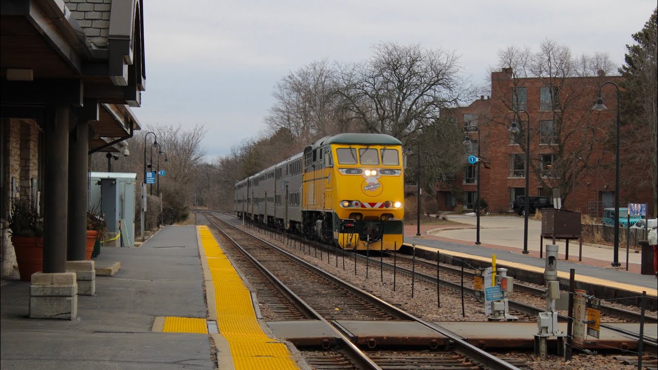 METX 90 (C&NW HU) leads UPN 343 into Highland Park - YouTube