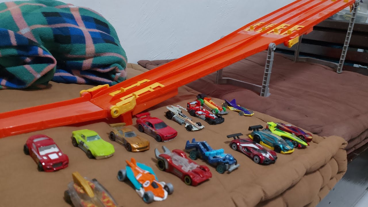 Hot Wheels 4-lane Elimination Raceway Tournament - YouTube