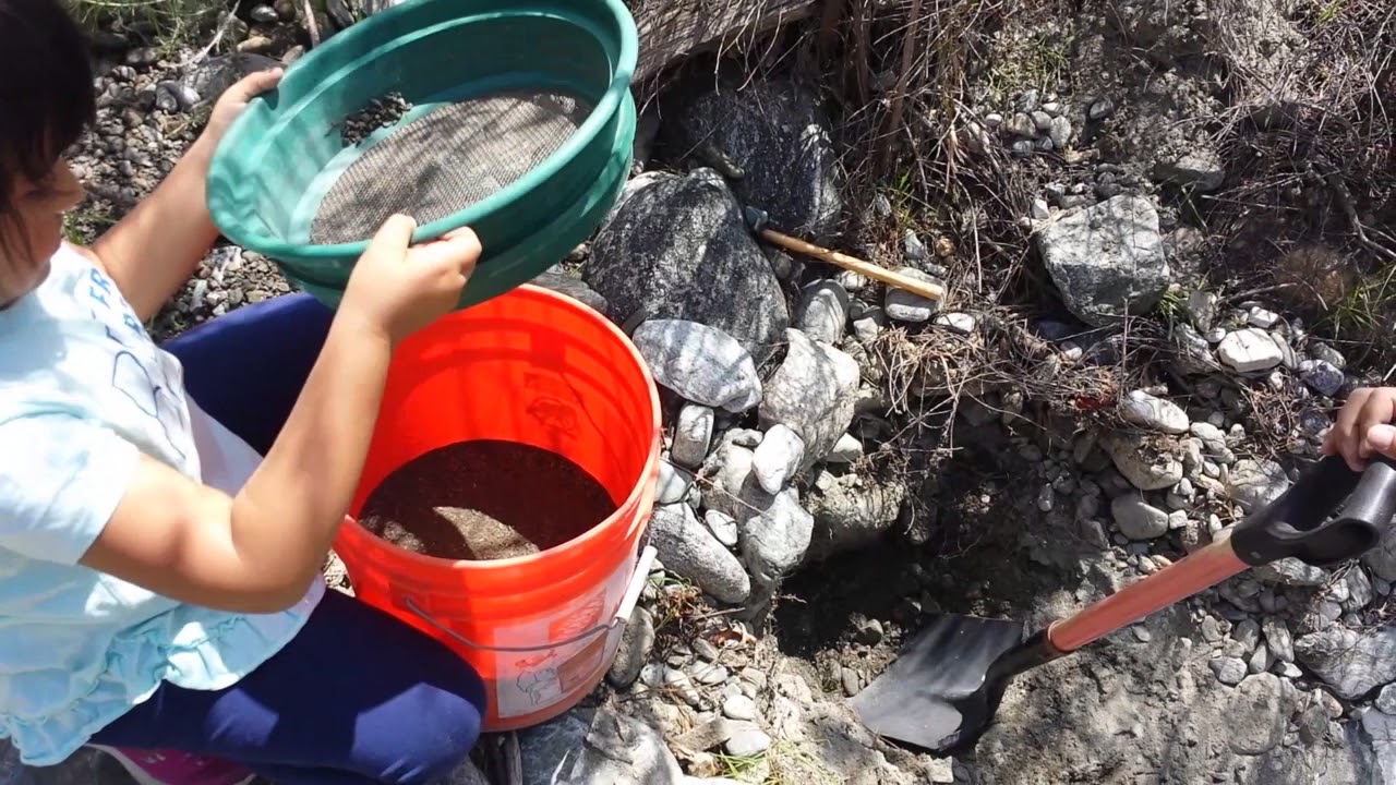 Digging for gold in the san Gabriel mountain East Fork - YouTube