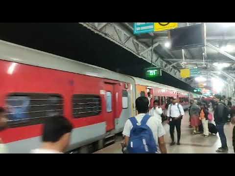 Hampi Express enters Hosapete Junction Railway Station - YouTube