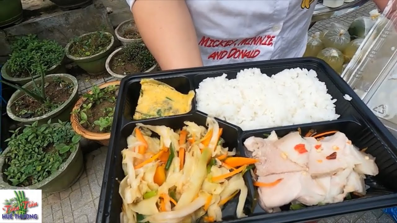 Cháu Tôn Thất Minh Trí mời bà con BN BV TW Huế 200 hộp cơm và sữa chua ...