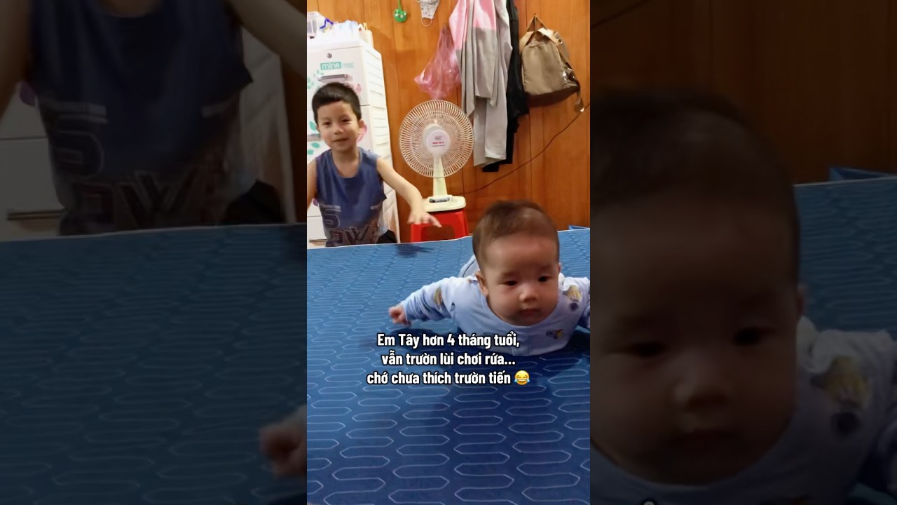 Em Tây hơn 4 tháng tuổi, cứ trườn lùi chơi rứa chớ chưa thích trườn ...