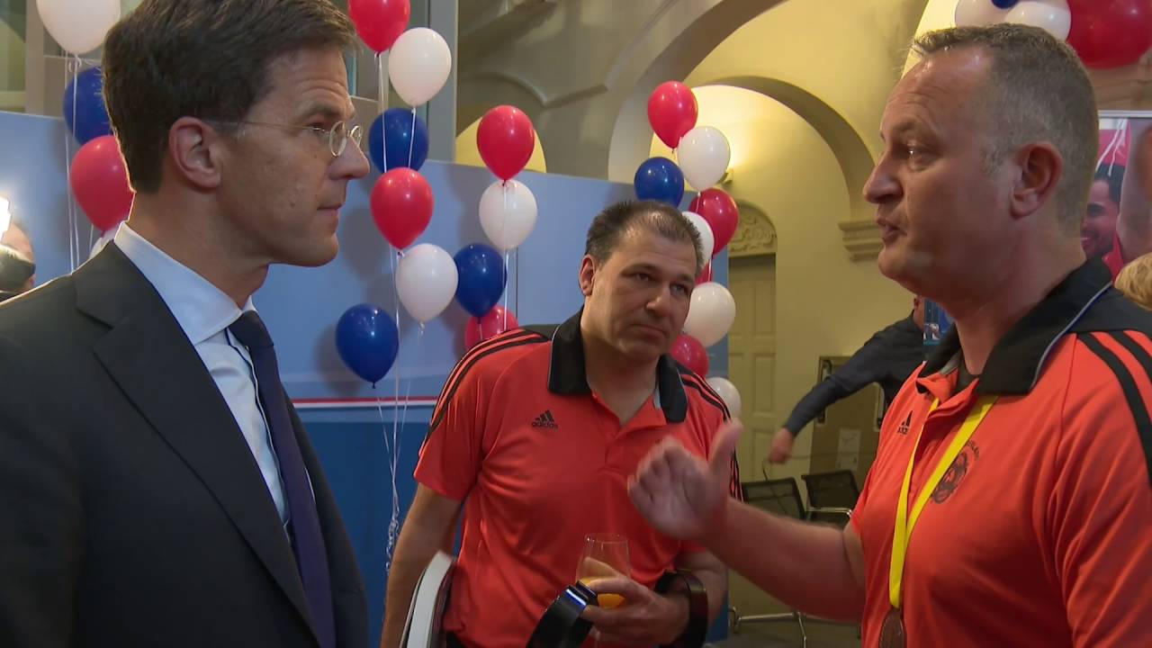 Minister-president ontvangt sporters Invictus Games - YouTube