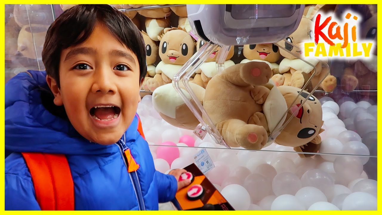 Ryan Trying to Win Prizes at Arcades Claw Machine!!! - YouTube