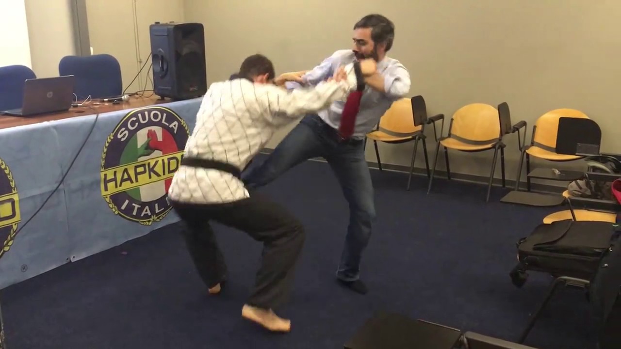 Maestro Lorenzo Milano 6^Dan Hapkido - difesa da doppio pugno gancio ...