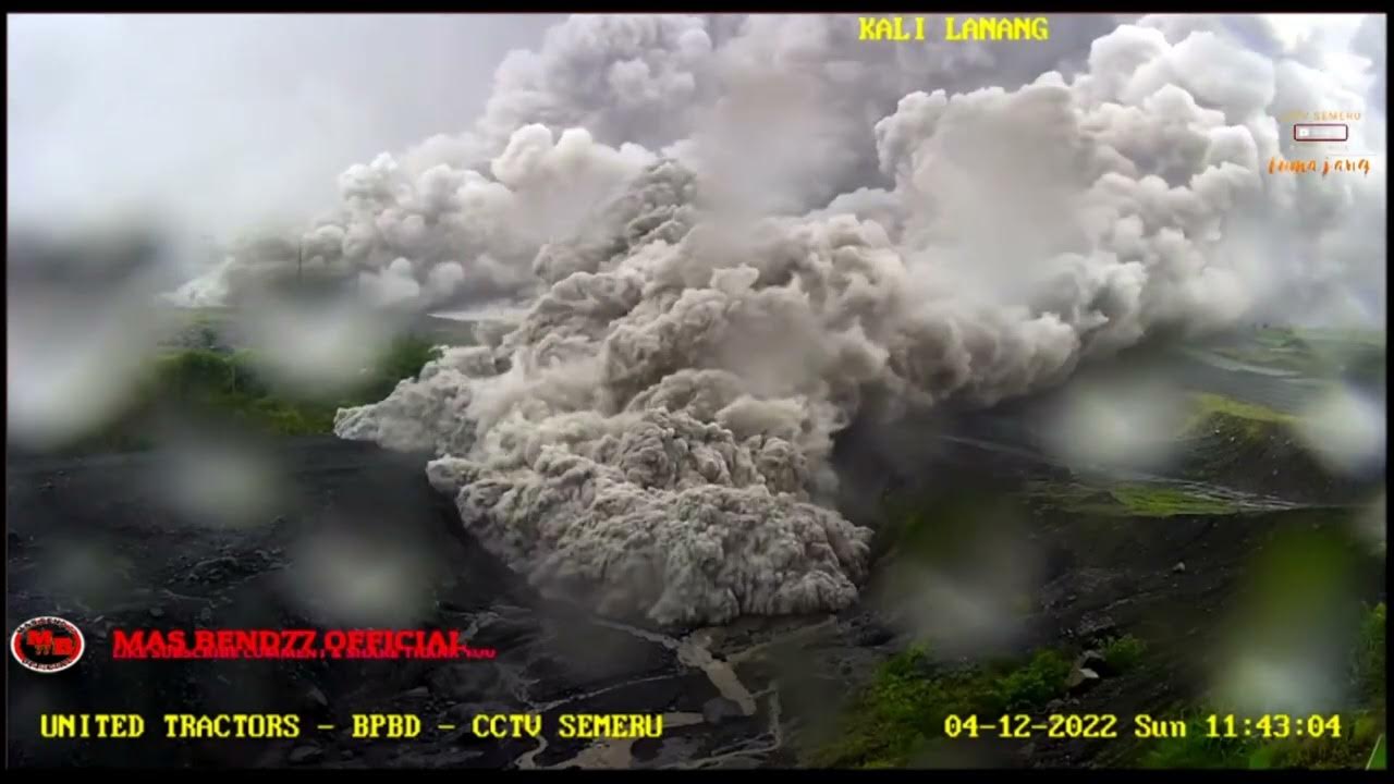 SEMERU ERUPTS - HUGE PYROCLASTIC FLOWS - December 3 2022 - YouTube