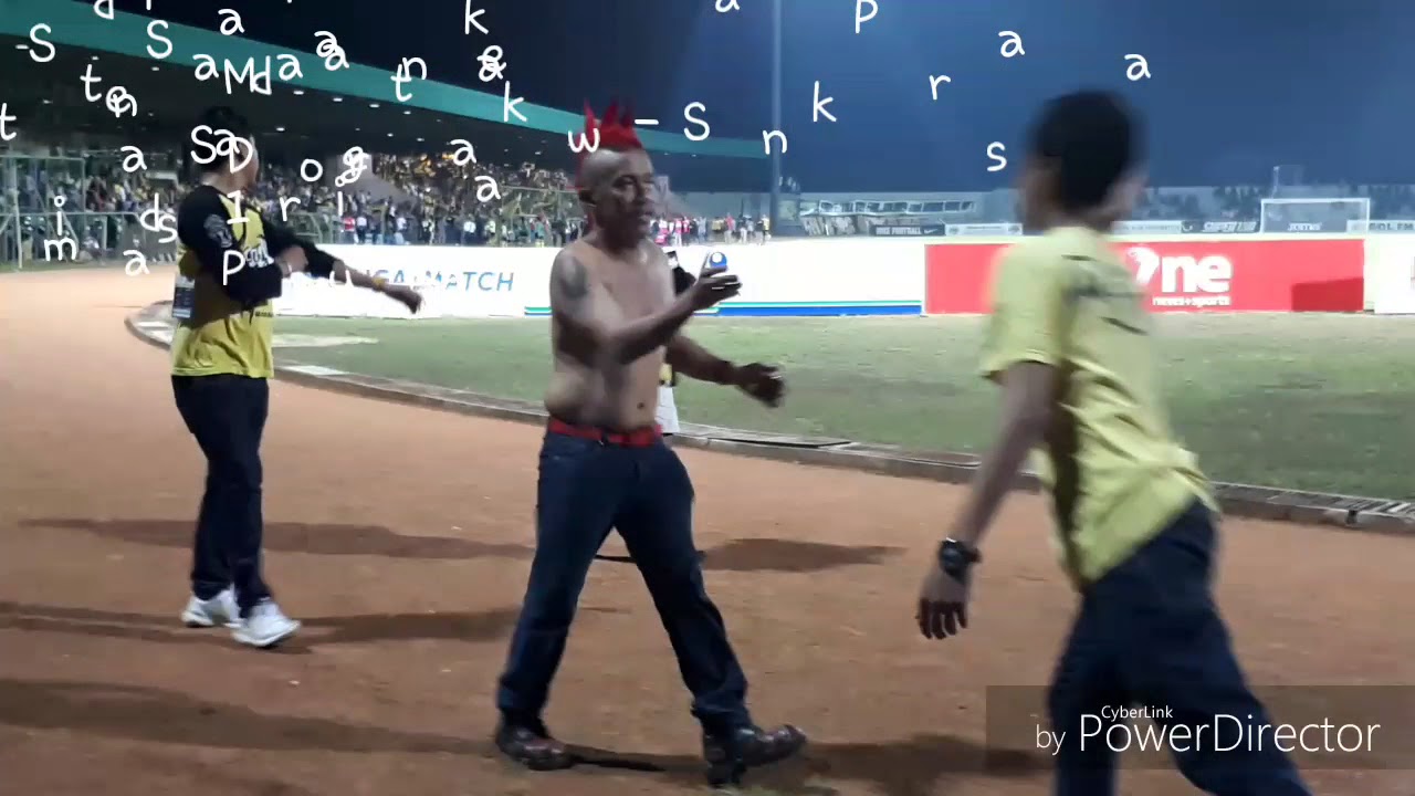 Barito Mania Sambut kawan-kawan Supporter dari PSM Makassar - YouTube