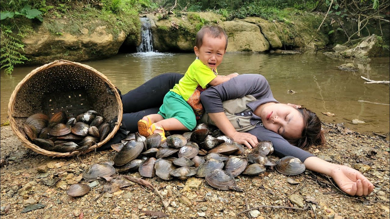 Single mother: Harvesting clams to sell - cooking nutritious porridge ...