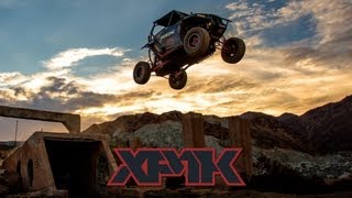 Mini-version av Ford SVT Raptor leker i öknen. Byggd på en Polaris RZR ...