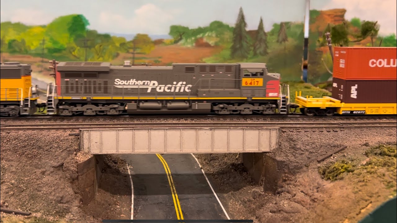 TECO Model Train Show With UP #8919 Leading Q Train With SP Unit On The ...