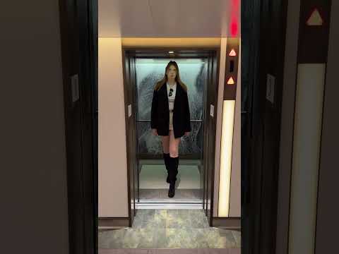 You see a (very) tall girl (me) leaving the lift, wyd? 👀 #tallgirl  #tallestfamily #viralvideo