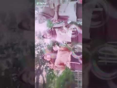 Seragam sekolah bergoyang