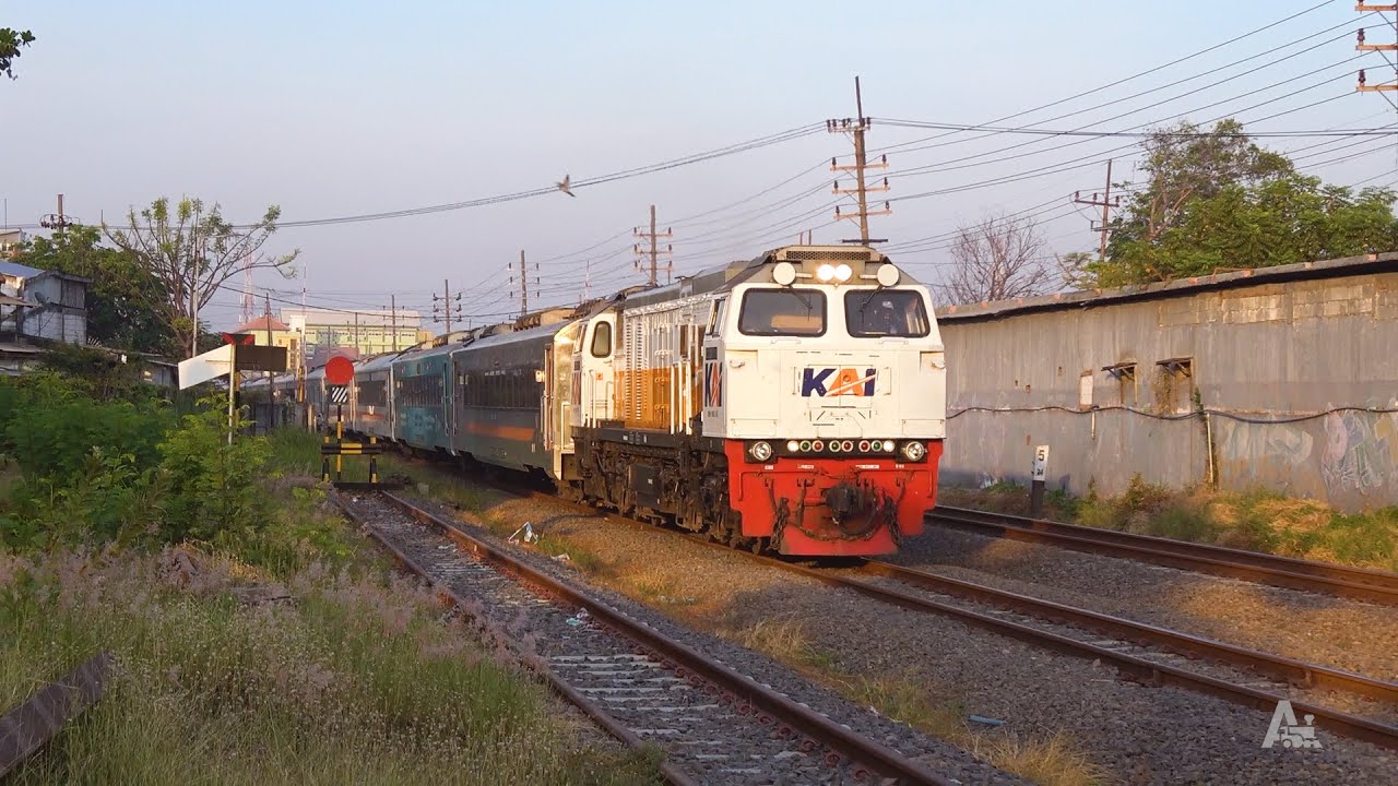 MOMEN KERETA API JAYAKARTA PREMIUM MEMAKAI LIVERY TEMATIK ARCEO ASEAN ...