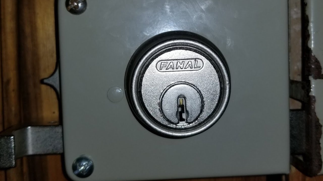 Como Abrir un llavin marca fanal con taladro - YouTube