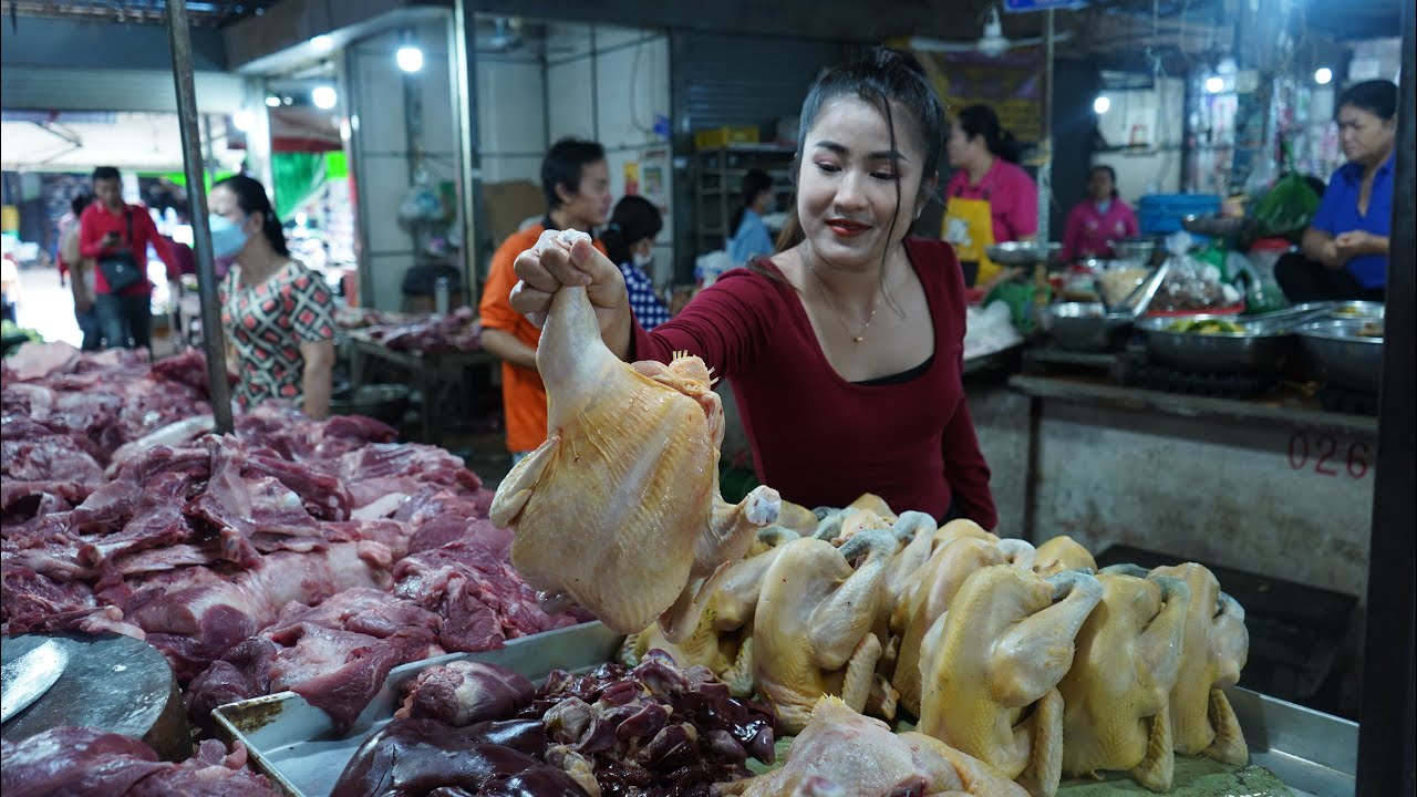 Market show, Yummy fried chicken steam with vegetable / Farm chicken ...