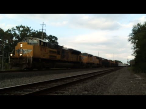 UP #8717 leads a happy WB crew/manifest out of Livonia, Louisiana!!! - YouTube