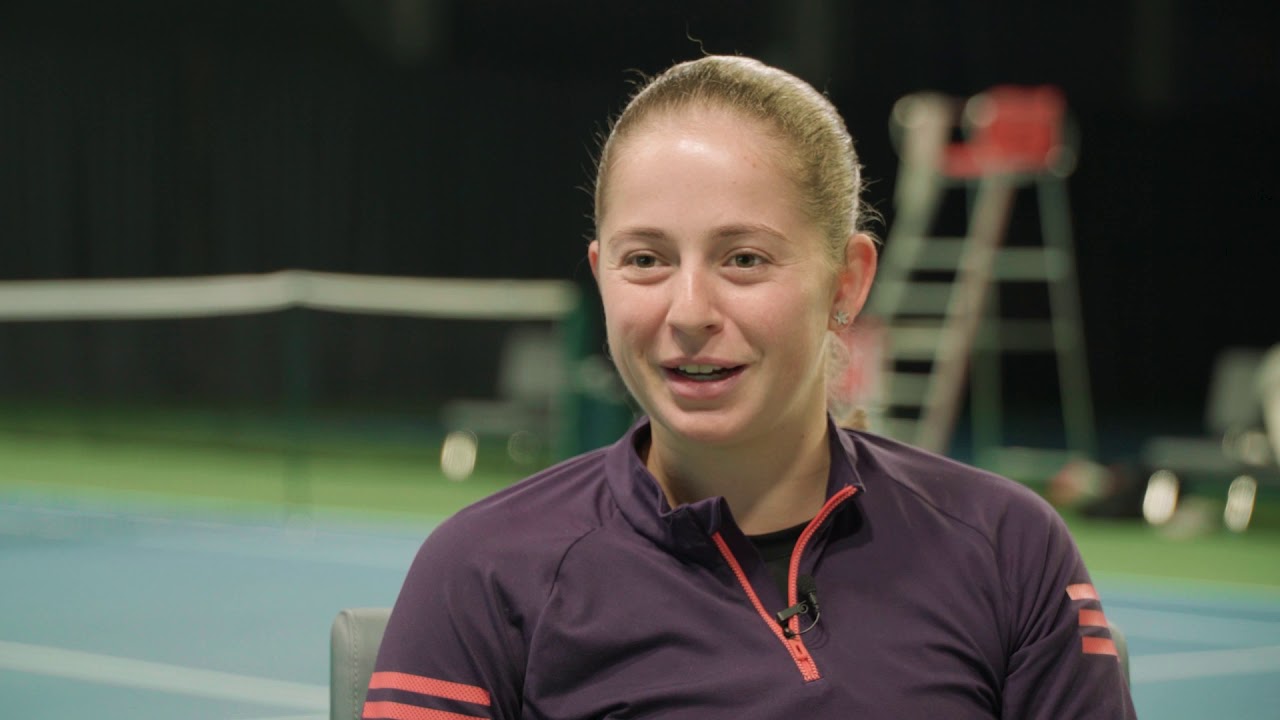 Aļona Ostapenko trenējas un labprāt atpūšas Liepājā - YouTube