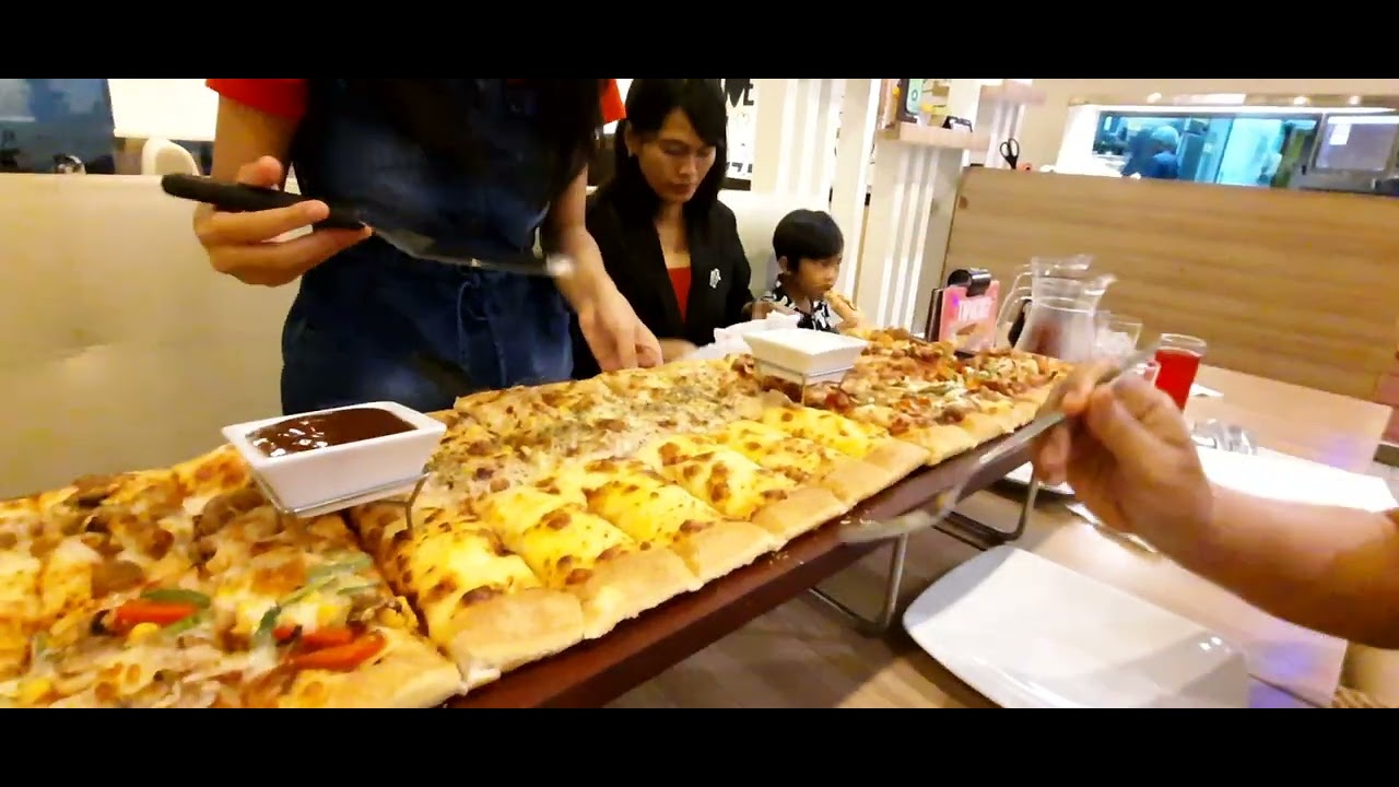 Pizza Limo 1 Meter di Pizza Hut - YouTube
