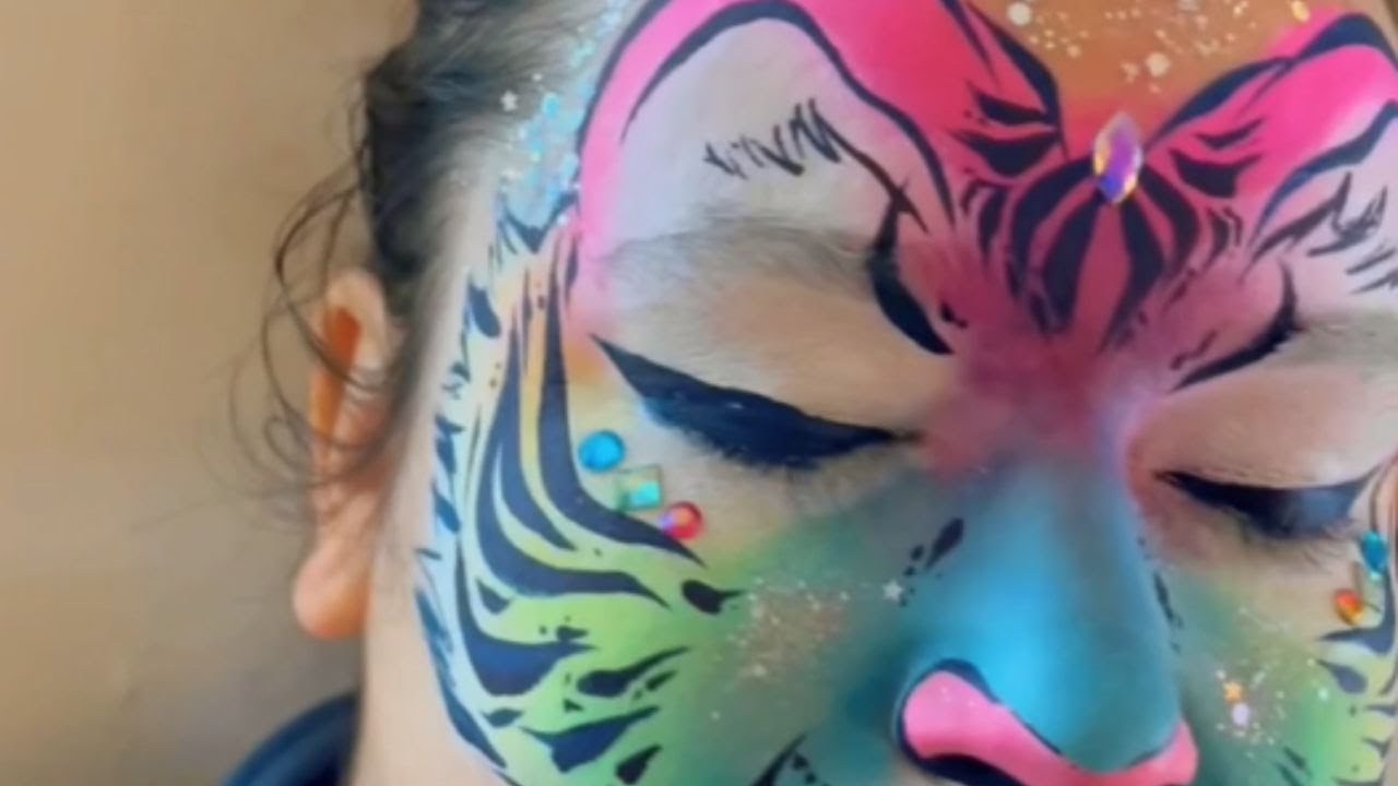 'That's so impressive!' - Artist skillfully paints a neon tiger on her ...