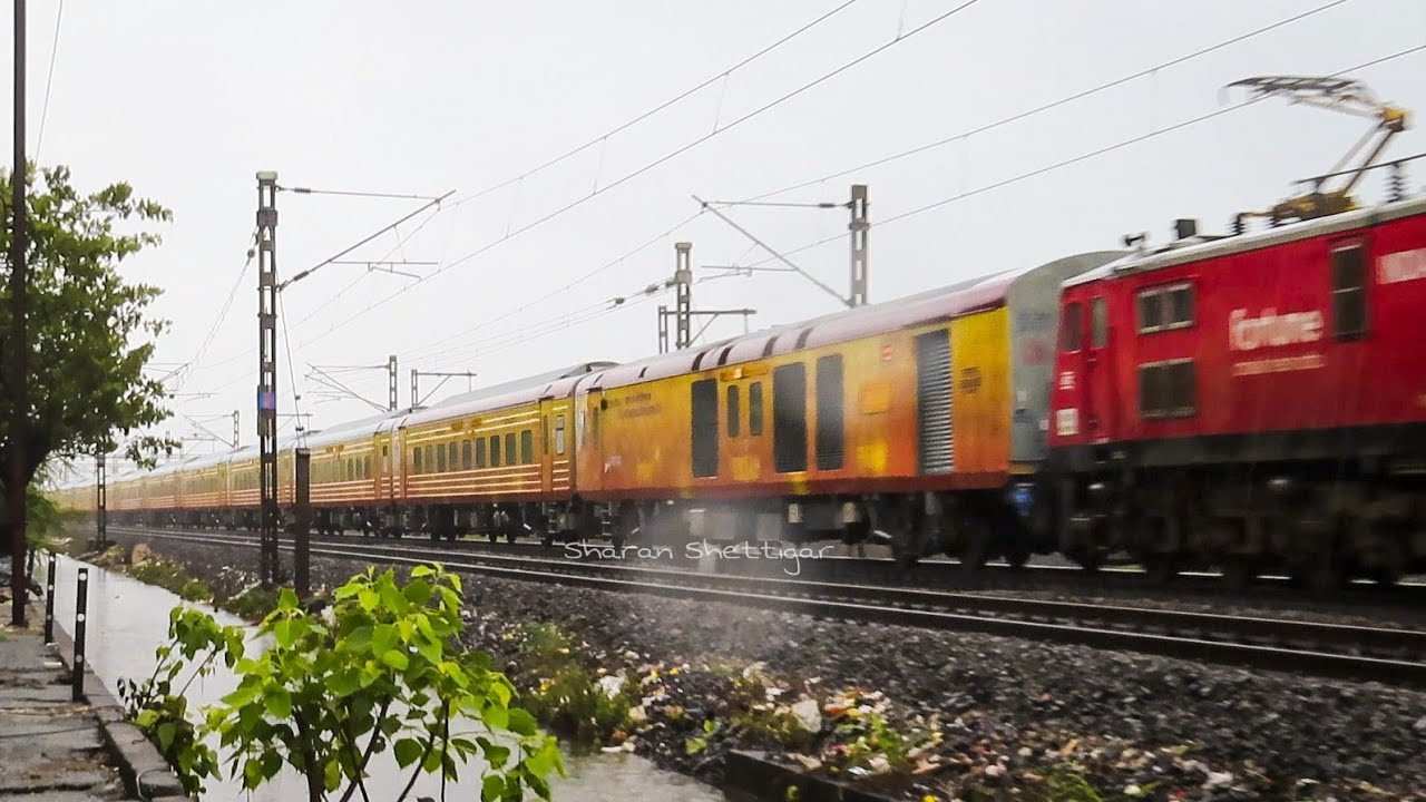 02951: Mumbai - New Delhi 'Tejas Rajdhani Express' on it's First ...