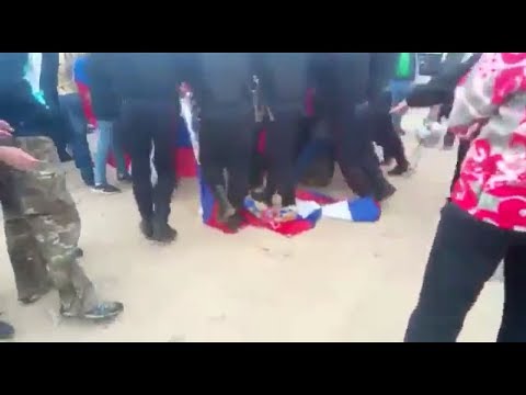 ОМОН топчет российский флаг