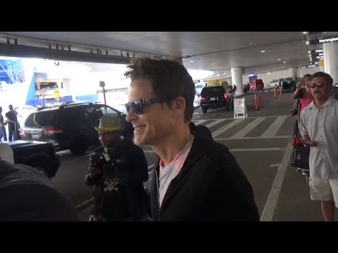 Rob Lowe's Car Drives Away At LAX Without His Luggage - YouTube