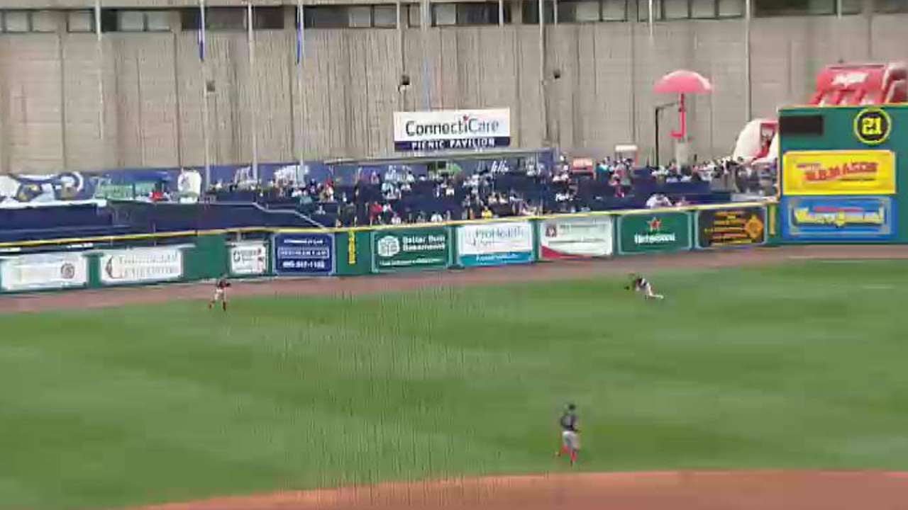Cole Sturgeon makes diving grab - YouTube