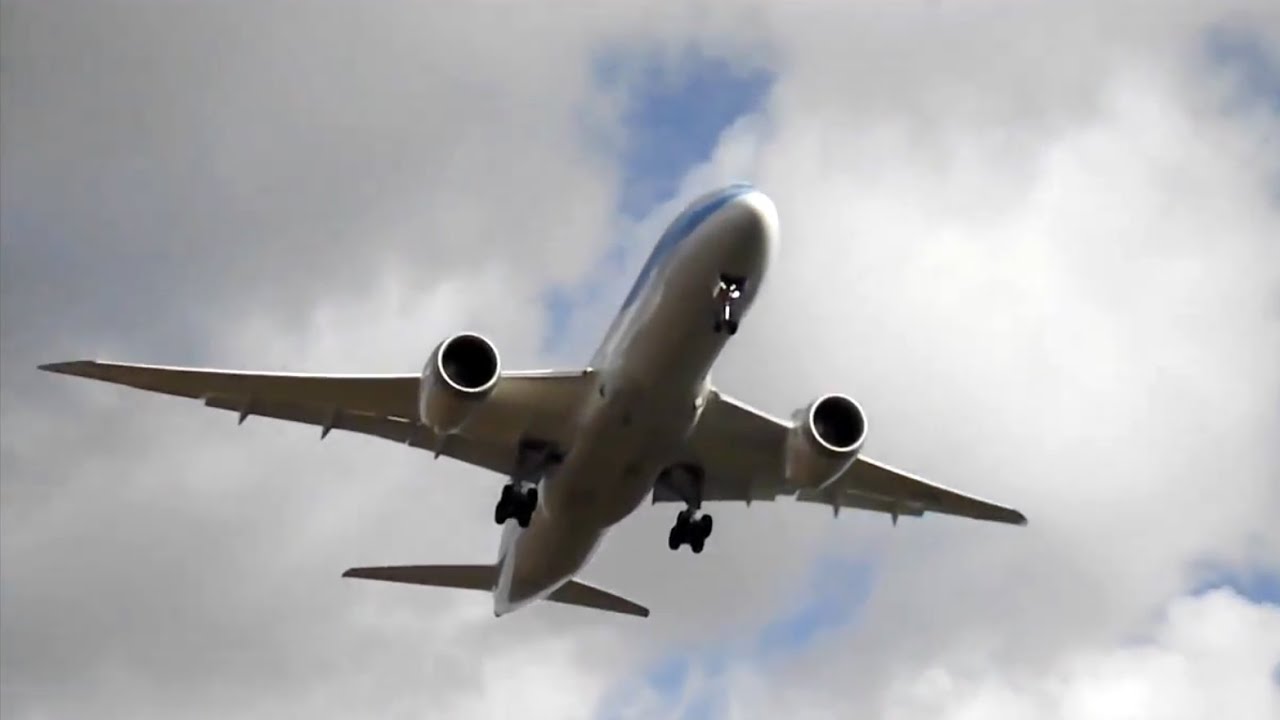 G-TUIB Thomson Airways Boeing 787 landing at London Stansted airport ...