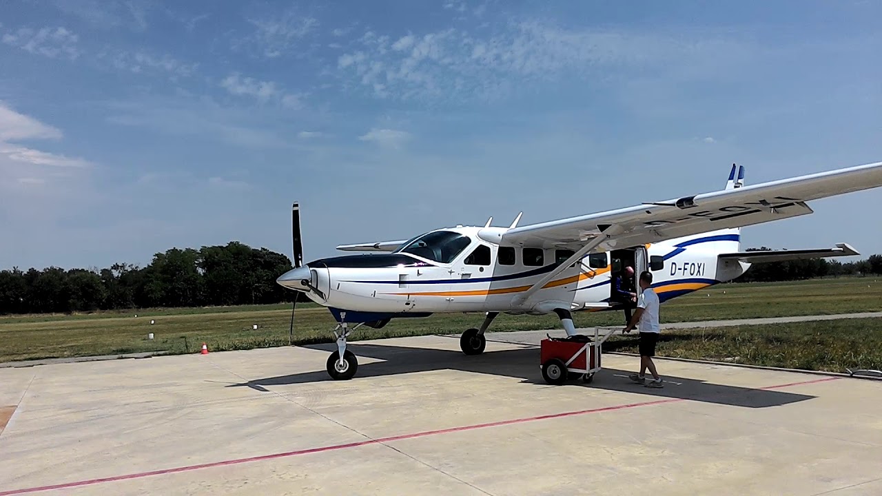 Turboprop startup - Cessna C208B - YouTube