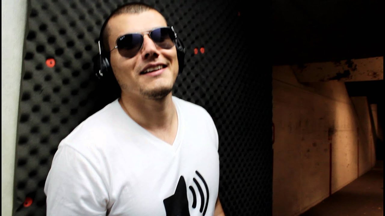 El Compa Kanales, disparando - YouTube