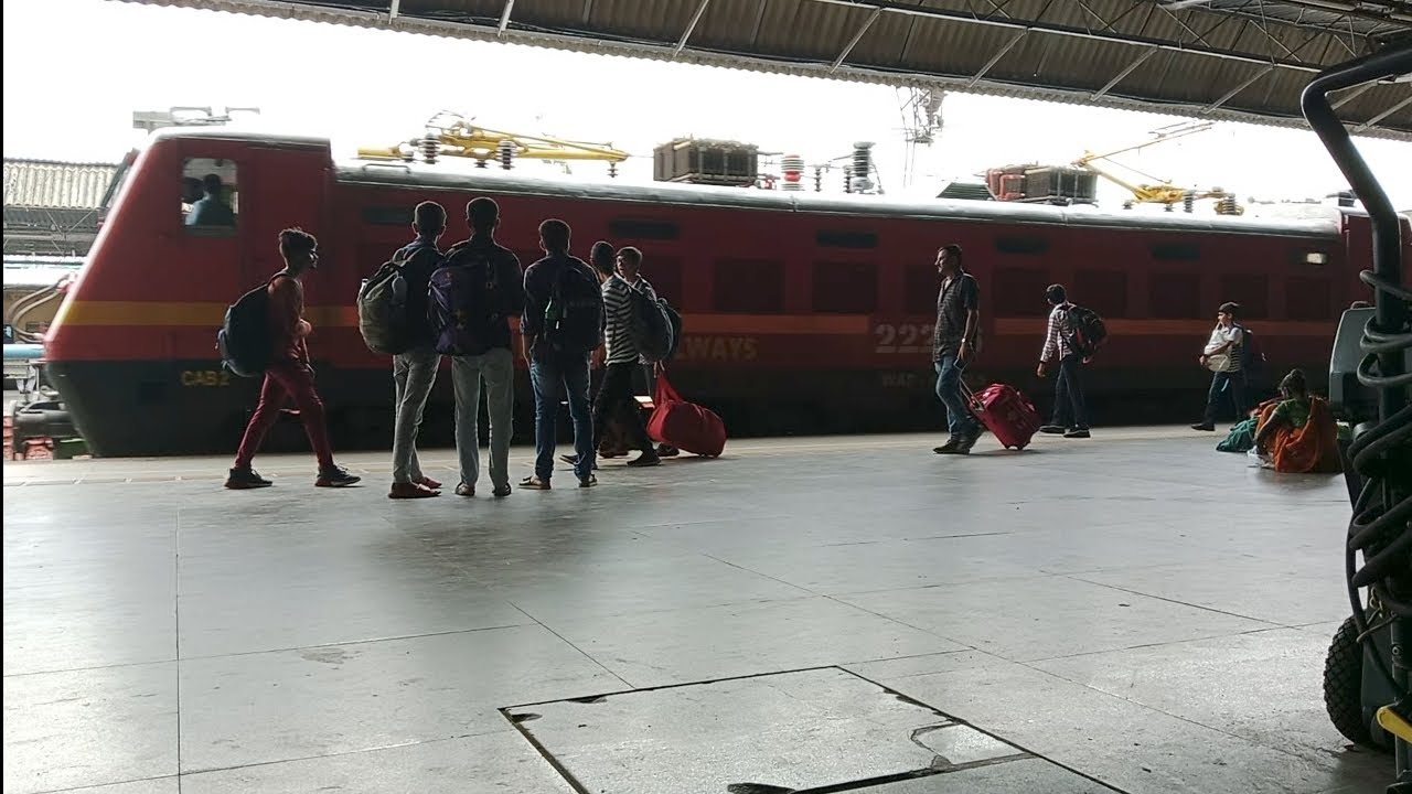 16338 Ernakulam Okha Express Arriving At Ahmedabad. #railway #wap4 ...