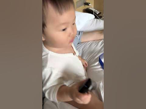 누워서 호캉스 즐기는 생후371일 벼리.221020 - YouTube