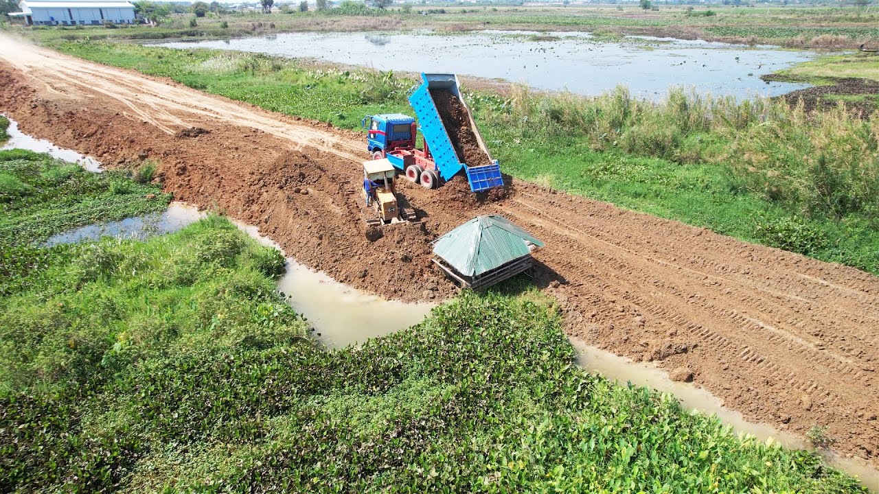 Super Driver Skills Dum Track Unloading Whit Bulldozer KOMATSU D31P ...