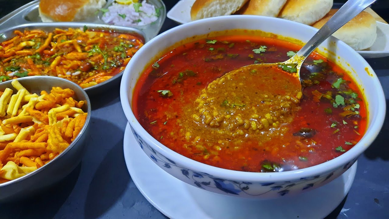 Homemade Spicy Misal Maharashtrian style । #झणझणीत मिसळ रेसिपी - YouTube