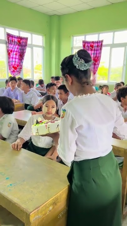 ကျောင်းစာသင်ခန်းထဲမှာ အတန်းဖော်တွေကို မွေးနေ့ကိတ်ကျွေးနေတဲ့ မွေးနေ့ရှင်ကျောင်းသူမလေး 🥰🤗 Youtube