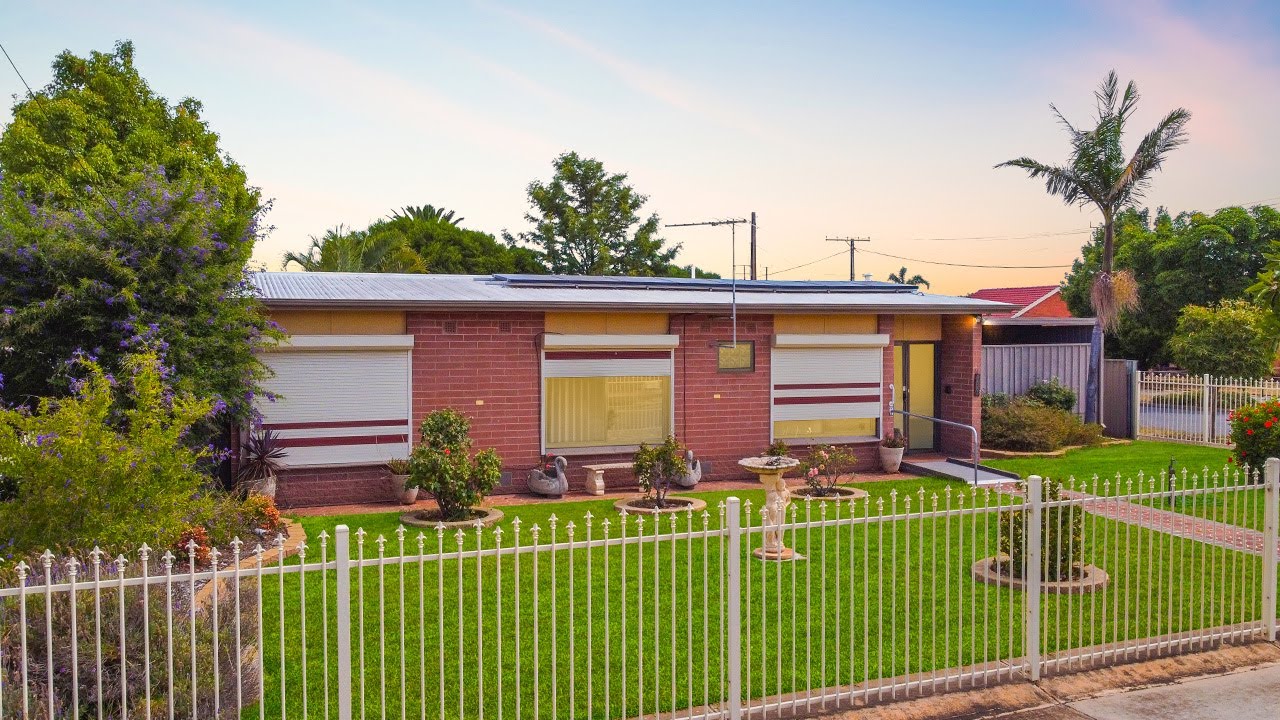 14 Bristol Crescent | Taperoo - YouTube