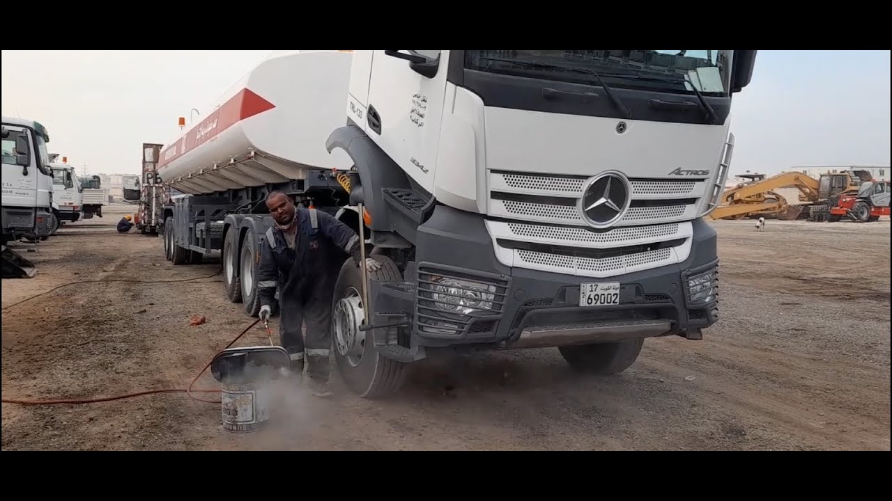 Cleaning The Engine Air Filter Of Mercedes Benz Actros - YouTube