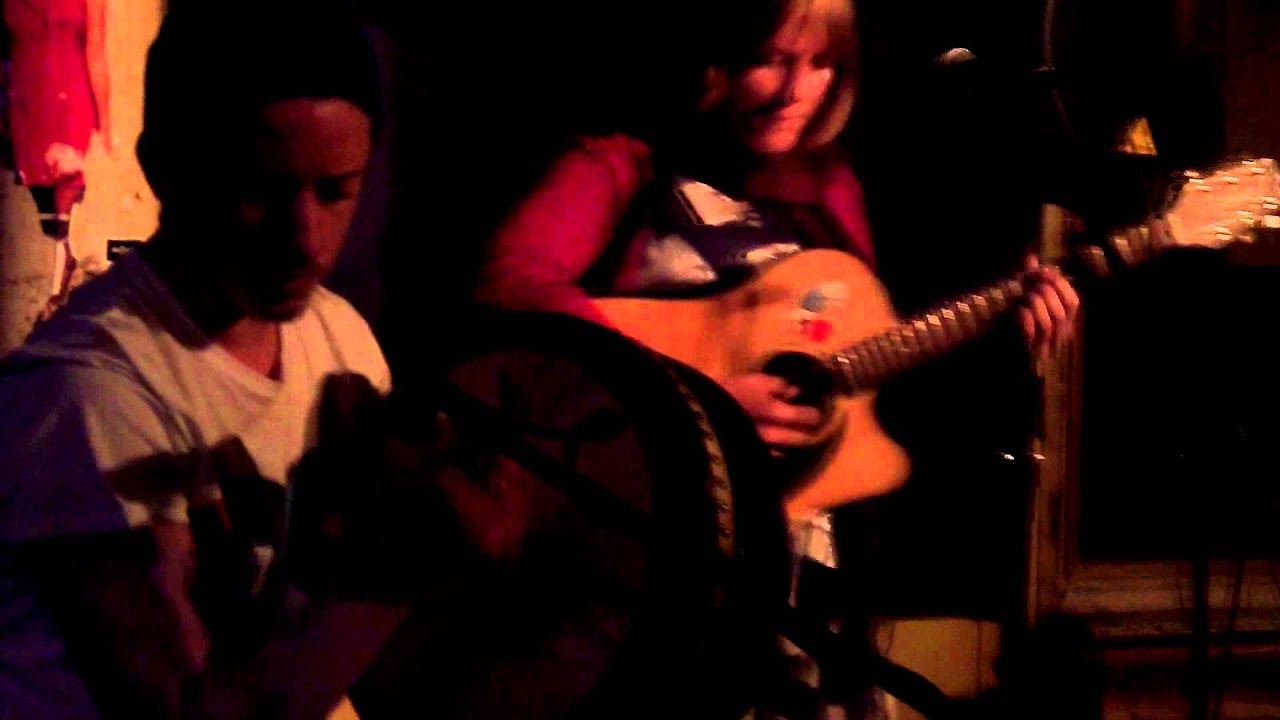 Melanie Horsnell at the Coolin open mic in Paris - YouTube