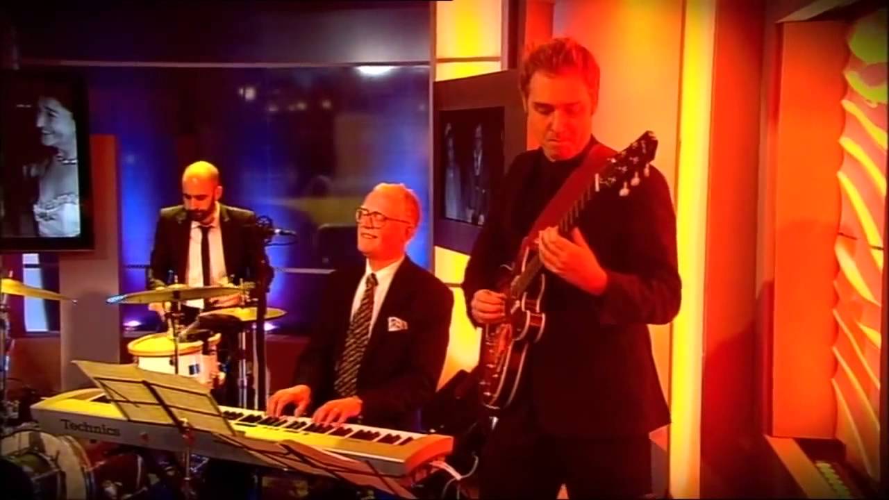 Gregg Arthur sings 'Fly Me To The Moon' live on The Morning Show - YouTube