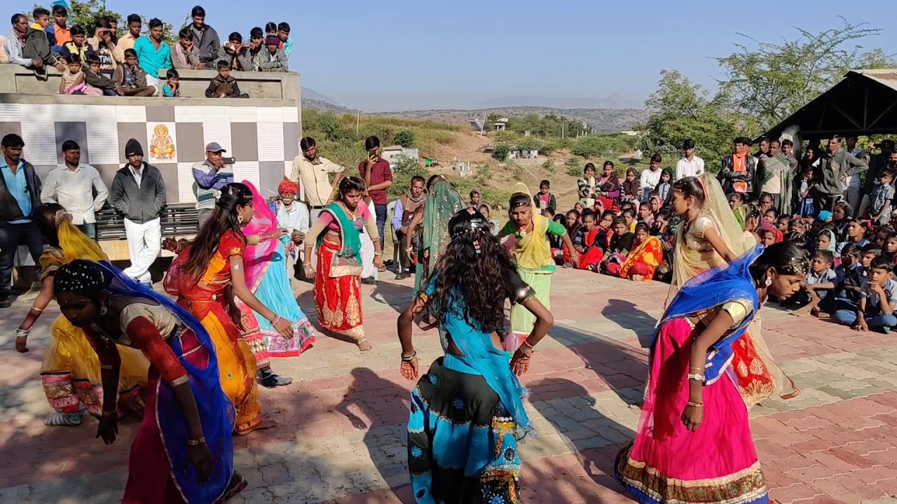 Garba performance by mahudi girls 26january2020 - YouTube
