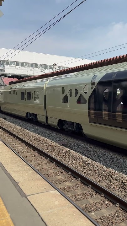 【激レア】JR小牛田駅に到着する、E001系TRAIN SUITE 四季島。 #四季島 #電車 #shorts - YouTube