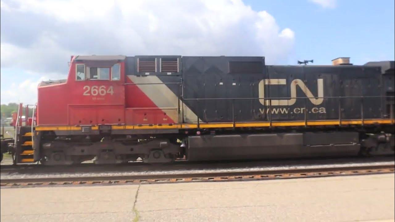 CN 5723 {SD75I} & CN 2664 {C44-9W} Pulling A Westbound Intermodal Container - YouTube