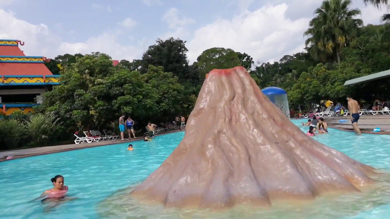 Jugando en Piscinas de Xocomil en Retalhuleu, Guatemala - YouTube