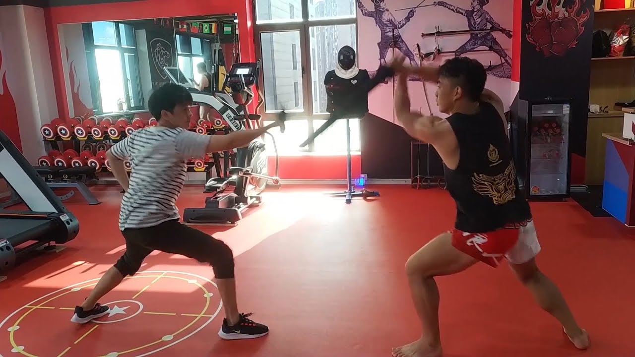 sword fight training in muay thai gym居合，双手剑 - YouTube