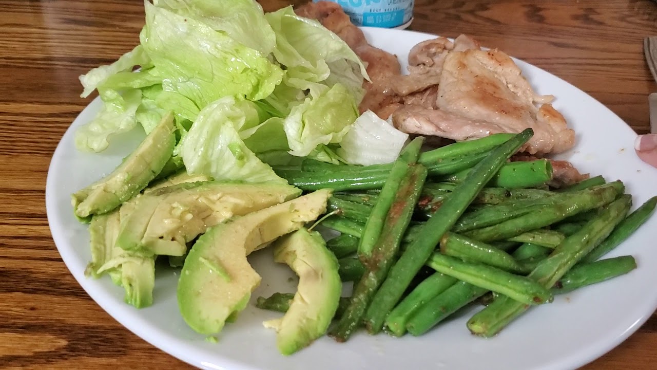 Pollo con ejotes, aguacate y lechuga - YouTube
