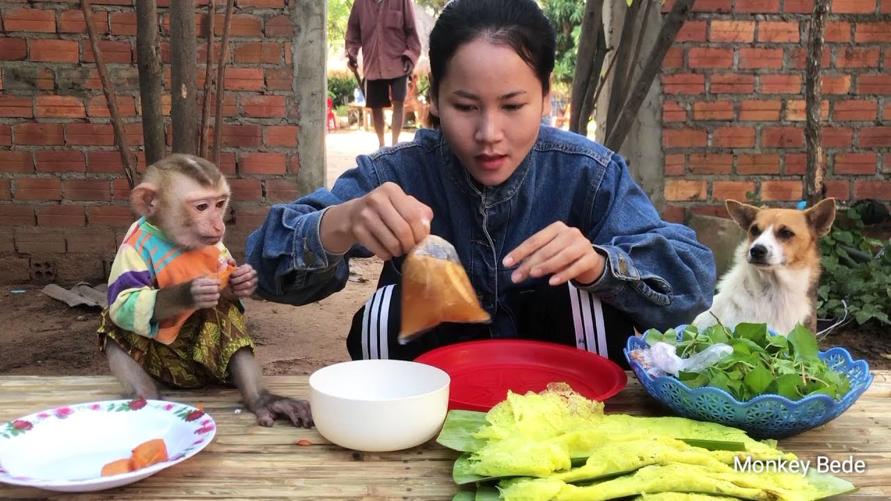 Wow BEDE Obedient Sitting Eat BANH CHEAV With Aunt - YouTube